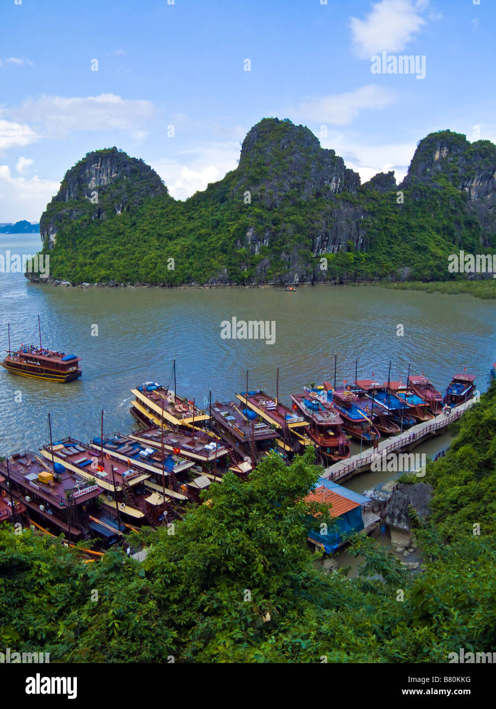 Tour junk boats halong bay hi-res stock photography and images - Alamy