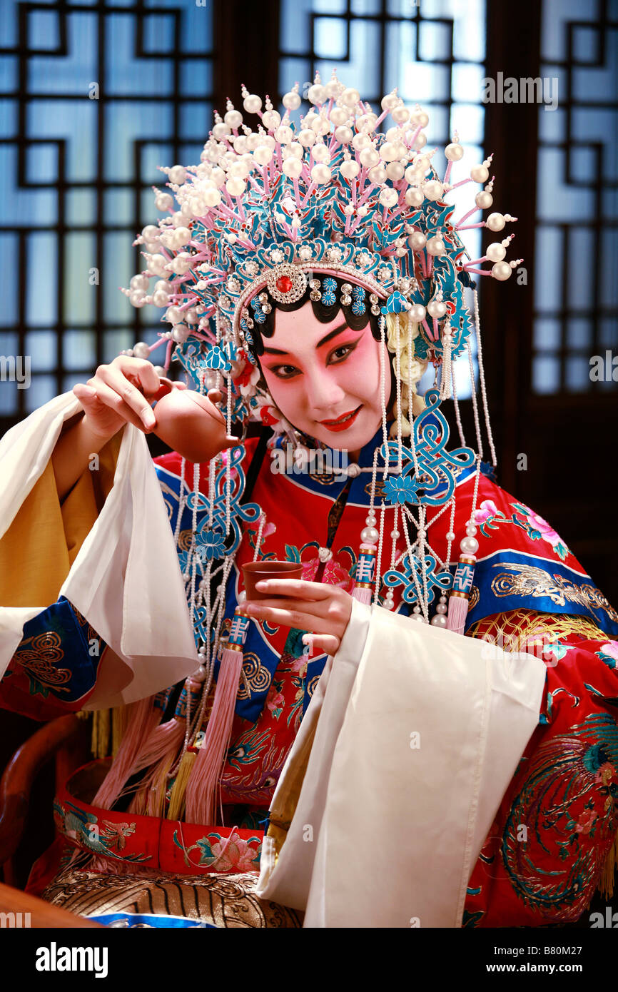 Beijing opera actress drinking tea hi-res stock photography and images ...