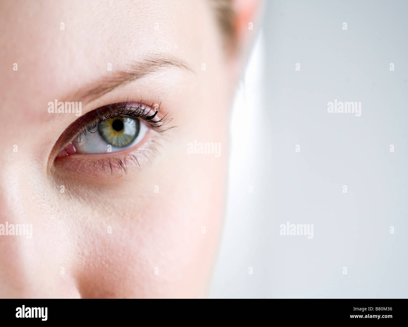 Woman looking up and left hi-res stock photography and images - Alamy