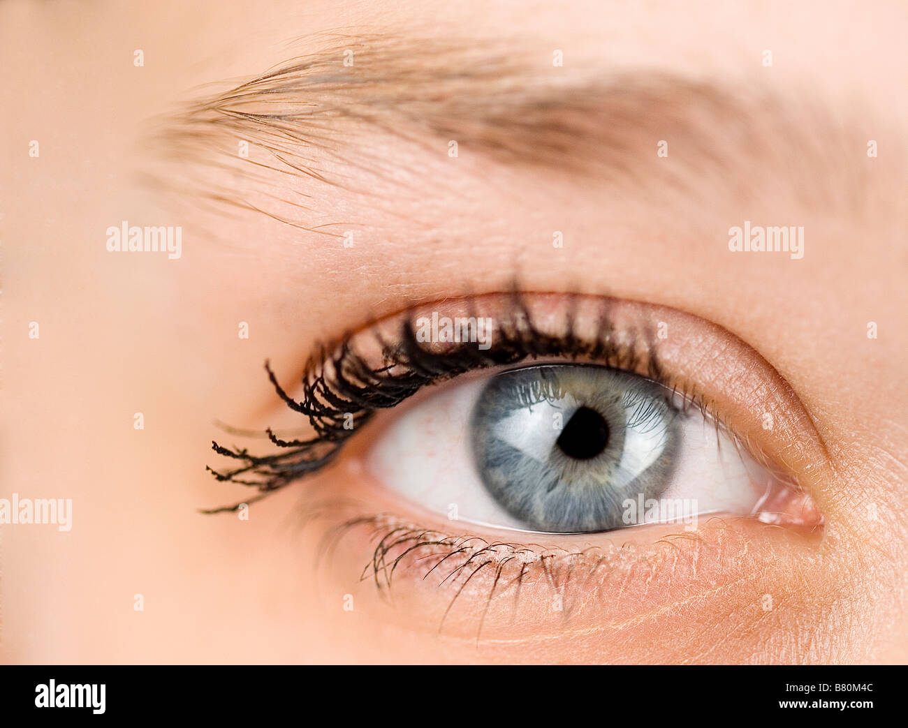 Woman looking up and right hi-res stock photography and images - Alamy
