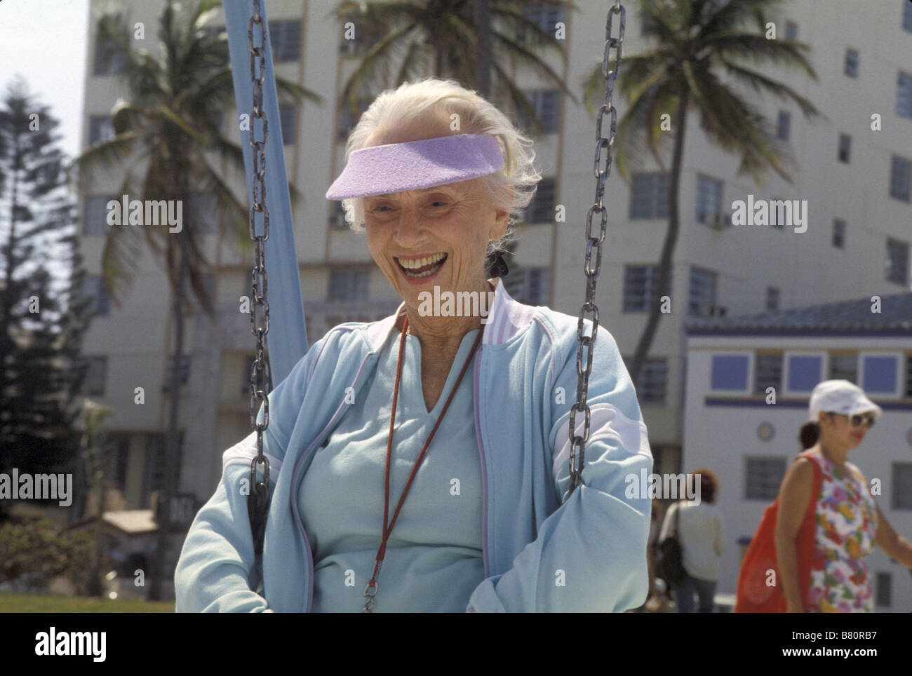 Cocoon: The Return Year: 1988 USA Jessica Tandy Director: Daniel Petrie ...