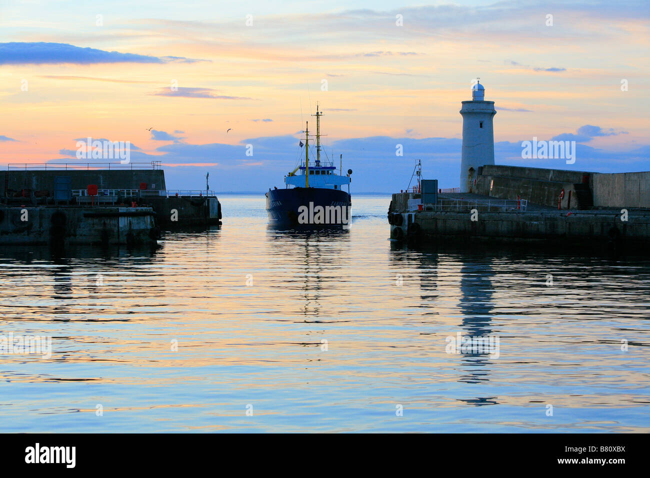 Boat sailing into Buckie Harbour Stock Photo - Alamy