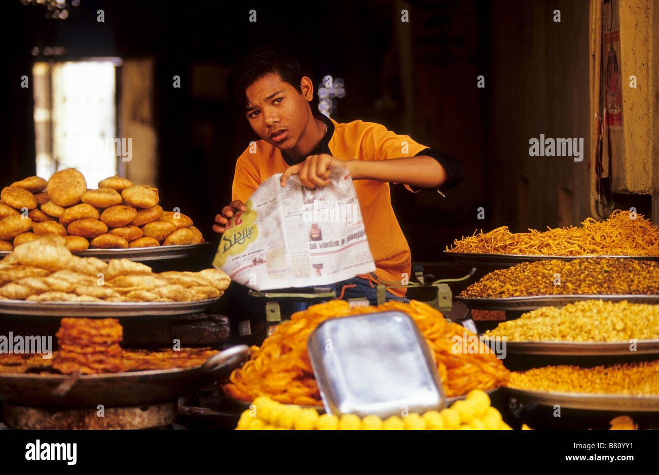 Producing Indian sweets in Pushkar market Stock Photo - Alamy