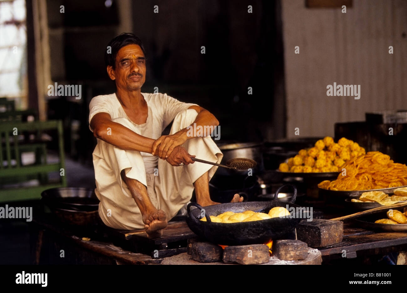 Producing Indian sweets in Pushkar market Stock Photo - Alamy