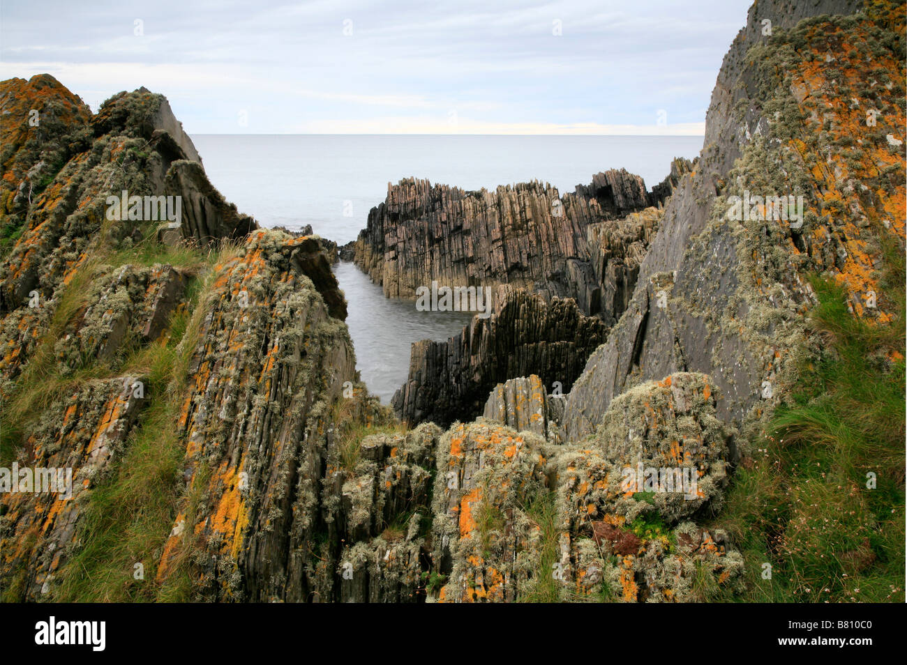 Rock formations on scottish coast hi-res stock photography and images ...