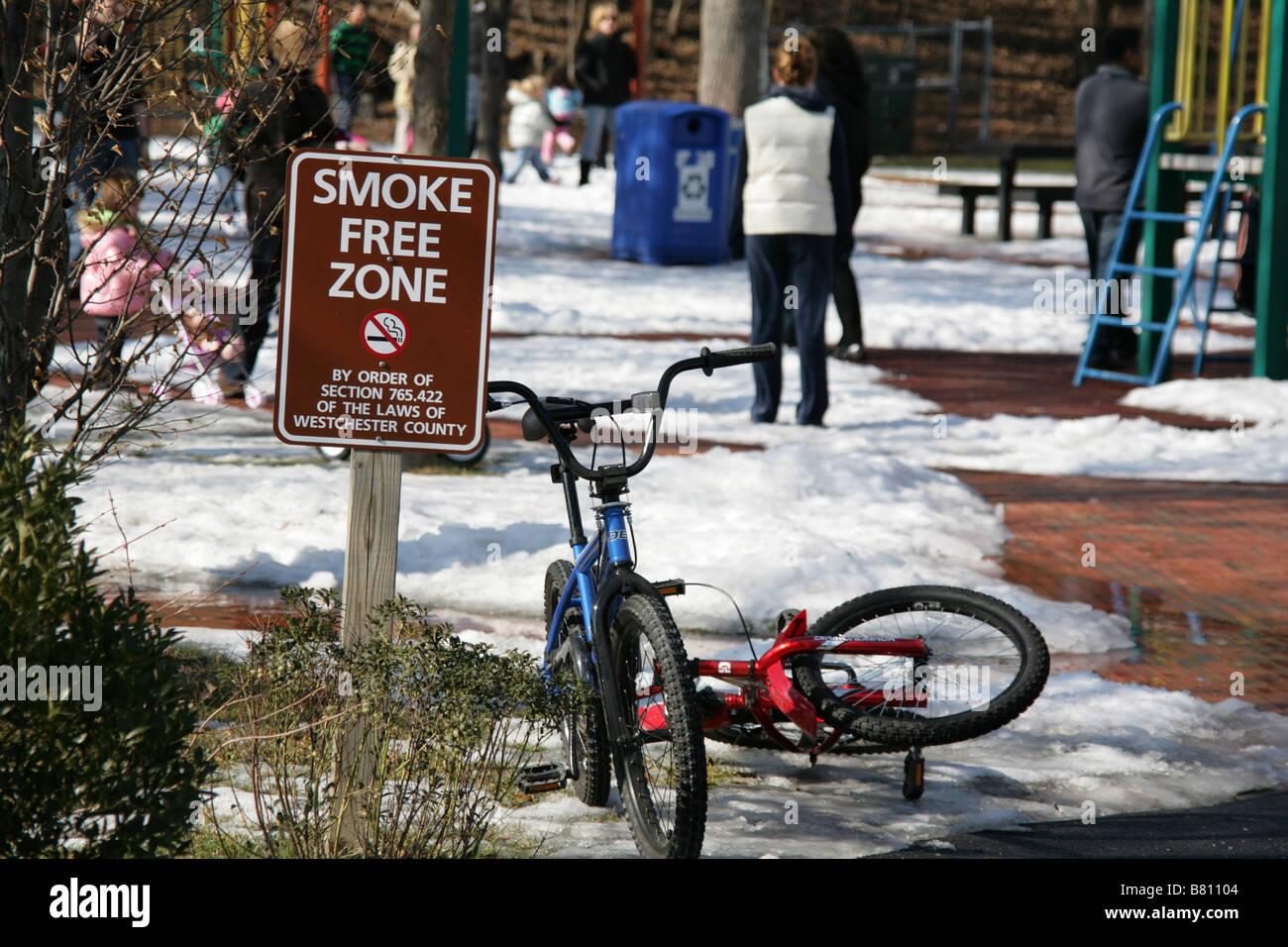 Smoke Free Zone sign at a family park Stock Photo - Alamy