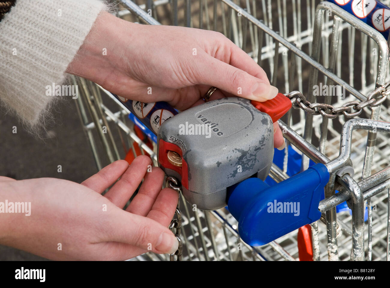 Supermarket trolley and lock hi-res stock photography and images - Alamy