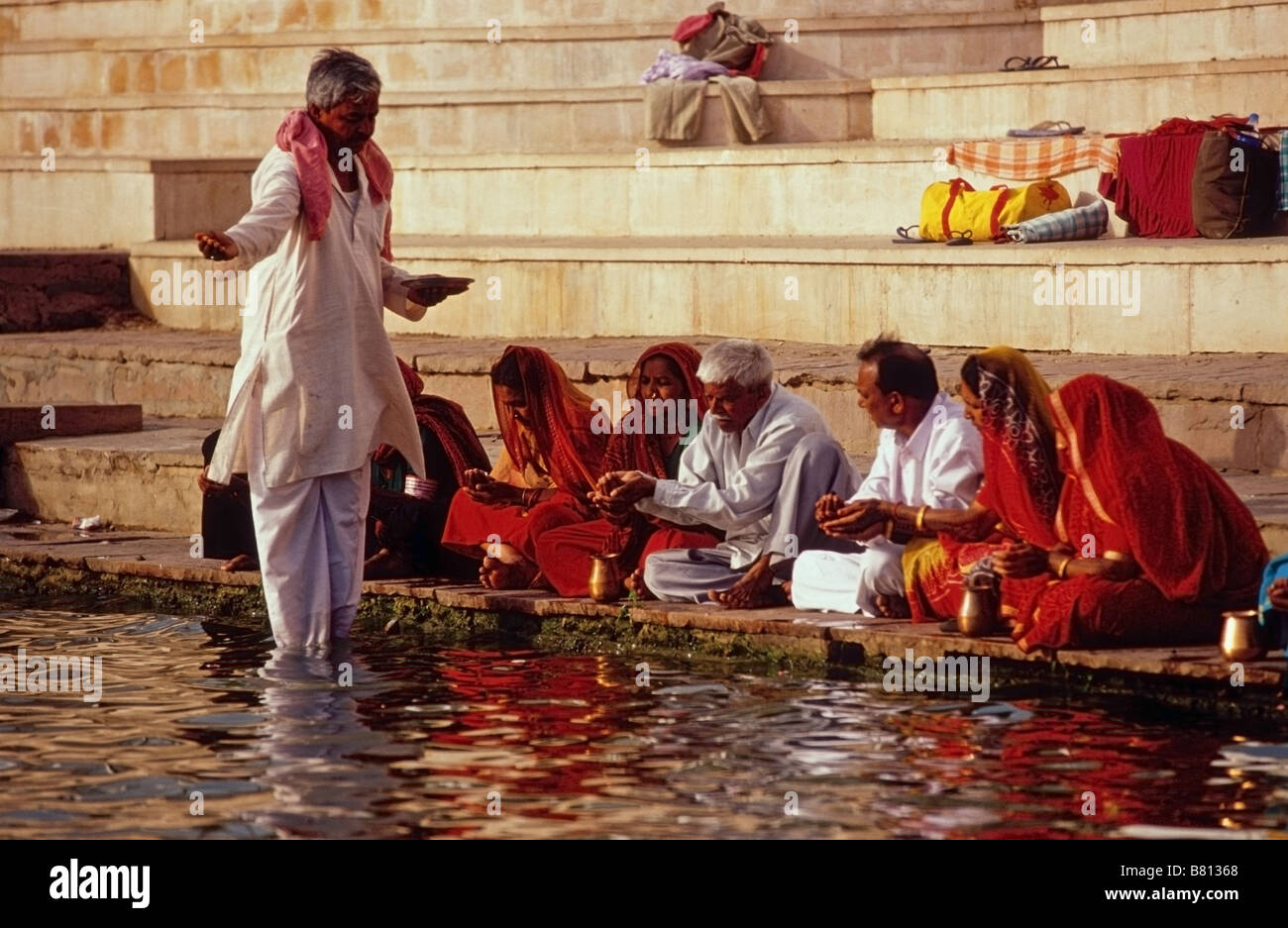 Hindus praying hi-res stock photography and images - Alamy