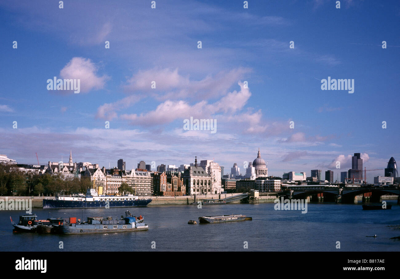Panoramic london skyline 2003 hi-res stock photography and images - Alamy