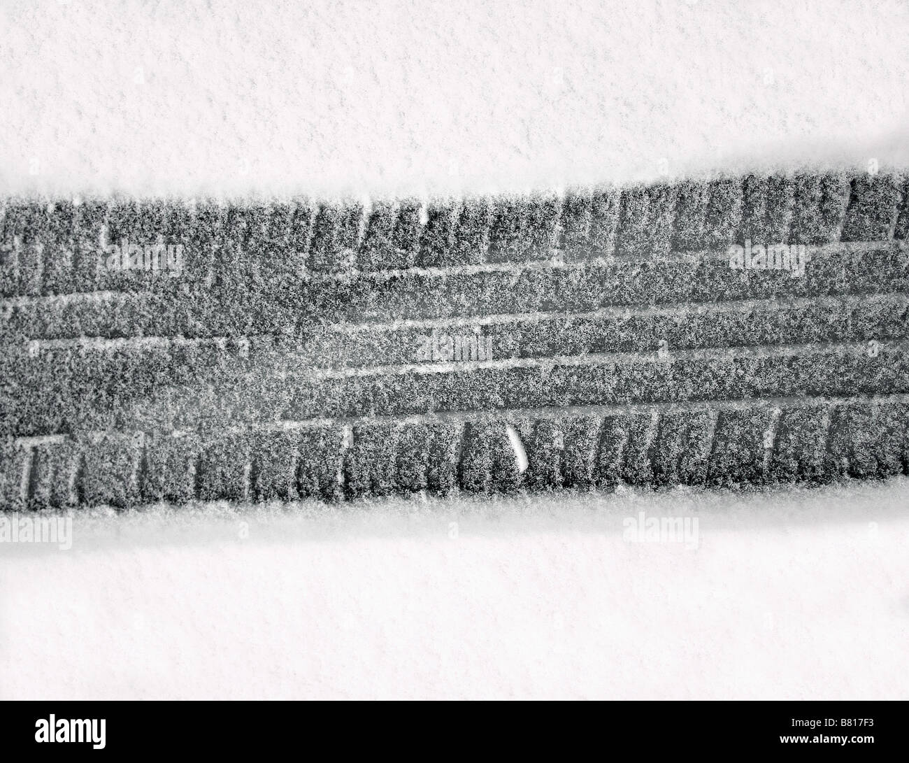 TYRE TREAD IN SNOW Stock Photo - Alamy