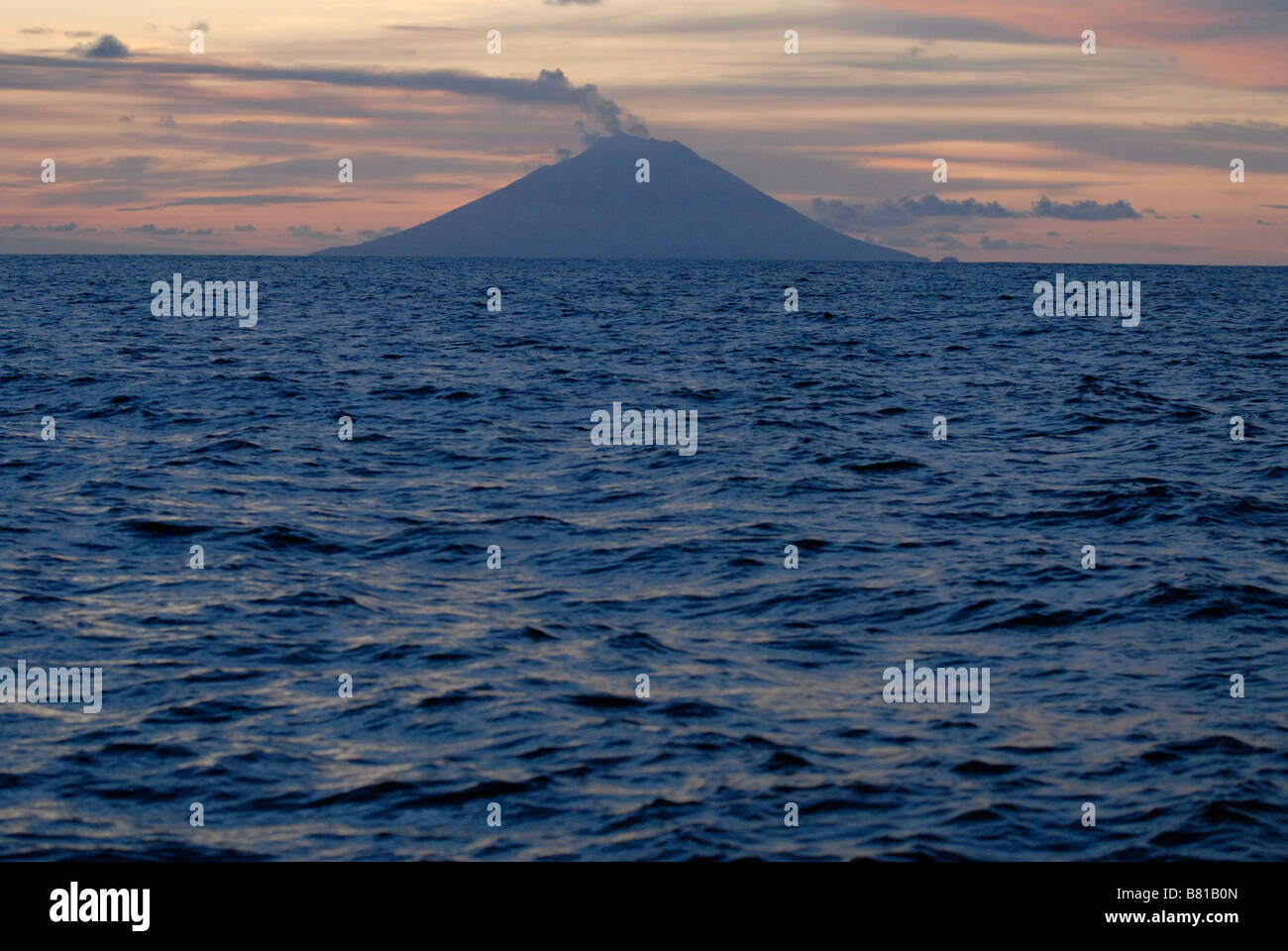 Manam island hi-res stock photography and images - Alamy