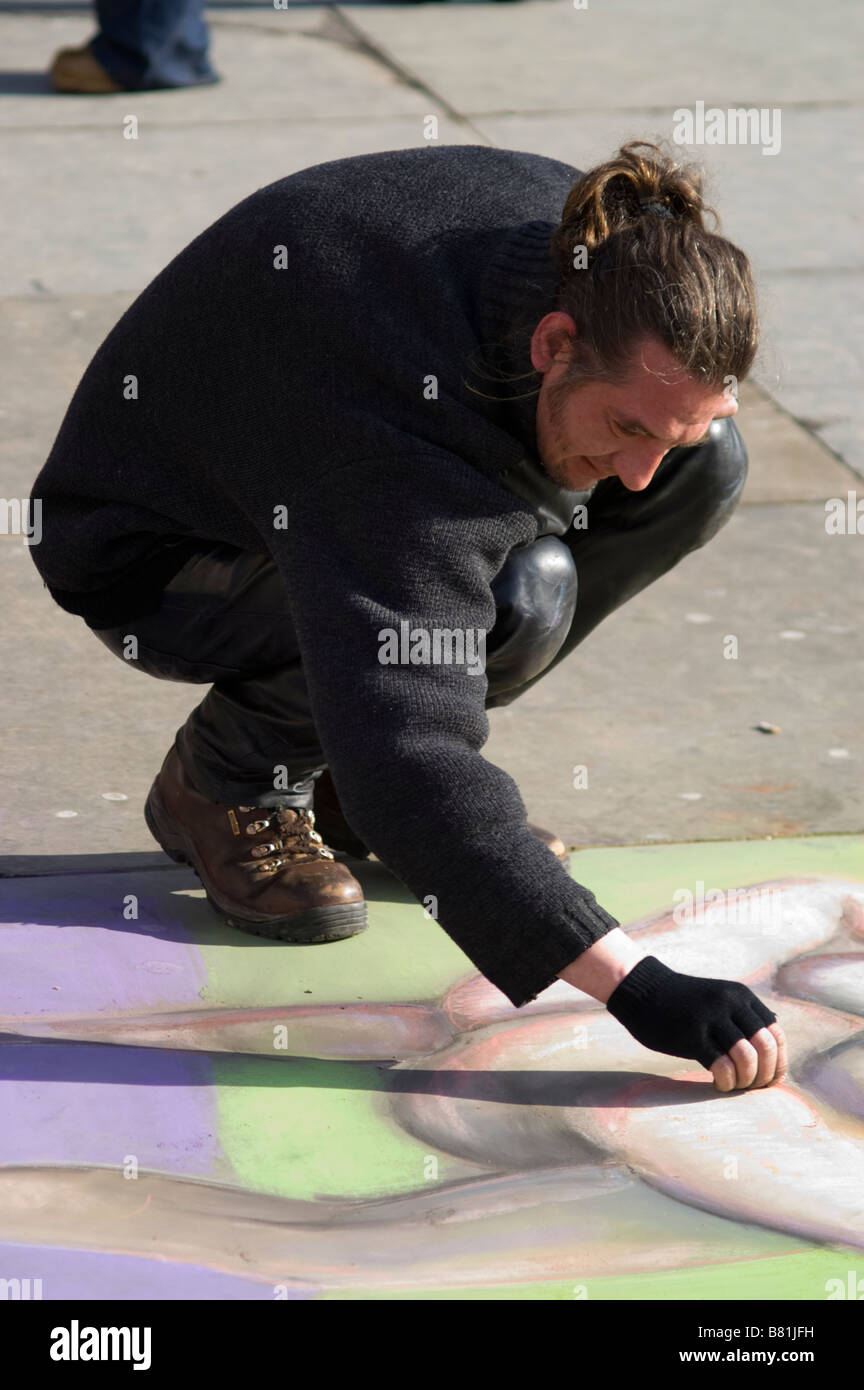 Street artist drawing with chalk pastels Stock Photo - Alamy