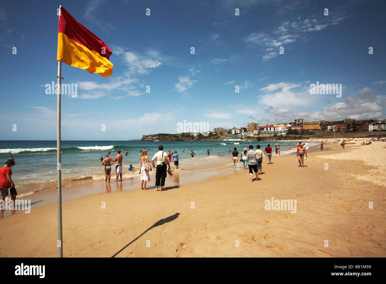 Tourists gathering in the morning at Bondi Beach Sydney Stock Photo - Alamy