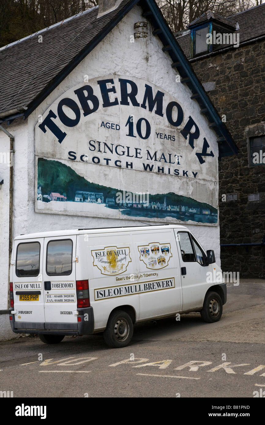 Tobermory, Balamory Whisky Distillery and vehicle, Isle of Mull ...