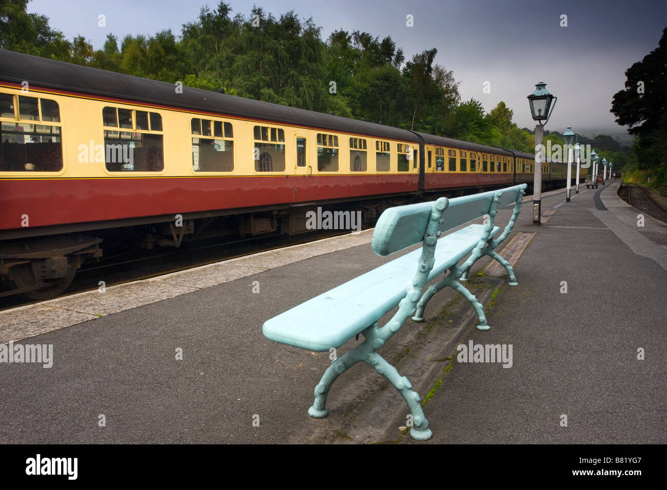 Railroad train station platform benches hi-res stock photography and ...