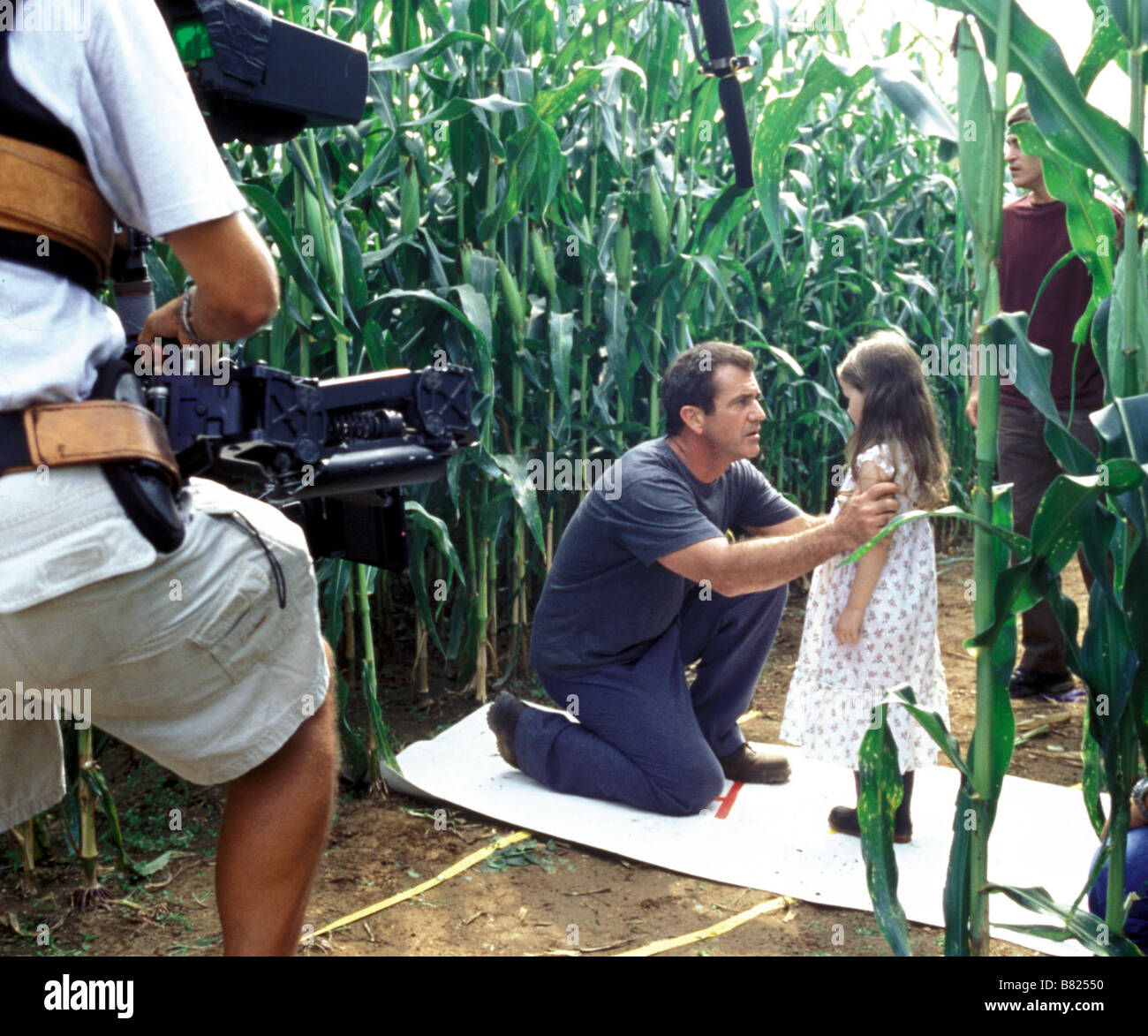 Signes Signs Year: 2002 USA Mel Gibson on the set / tournage Director ...