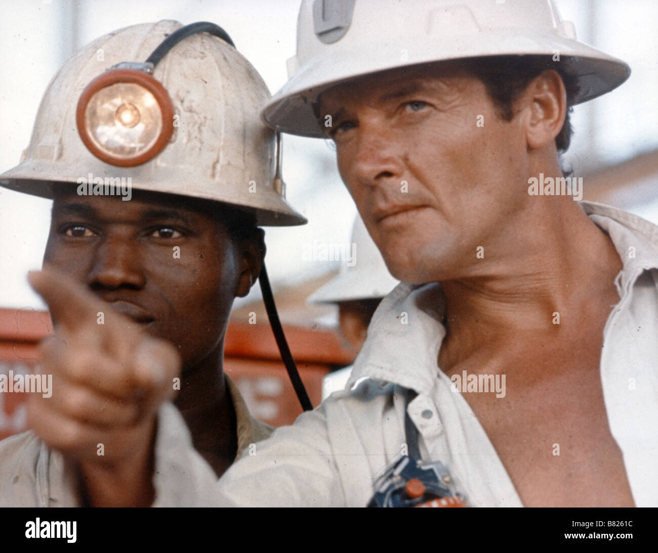 Gold 1974 roger moore hi-res stock photography and images - Alamy