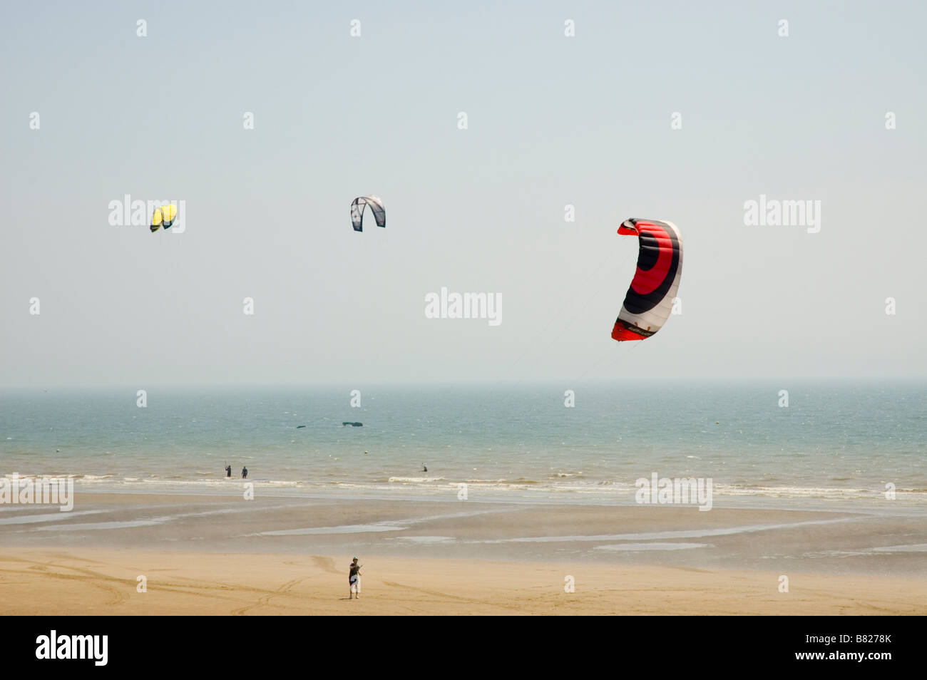 Kite Surfers and Kites on Beach Stock Photo - Alamy