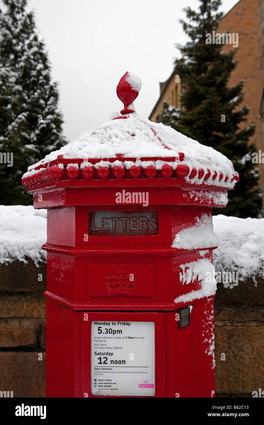 Royal mail post box with snow hi-res stock photography and images - Alamy