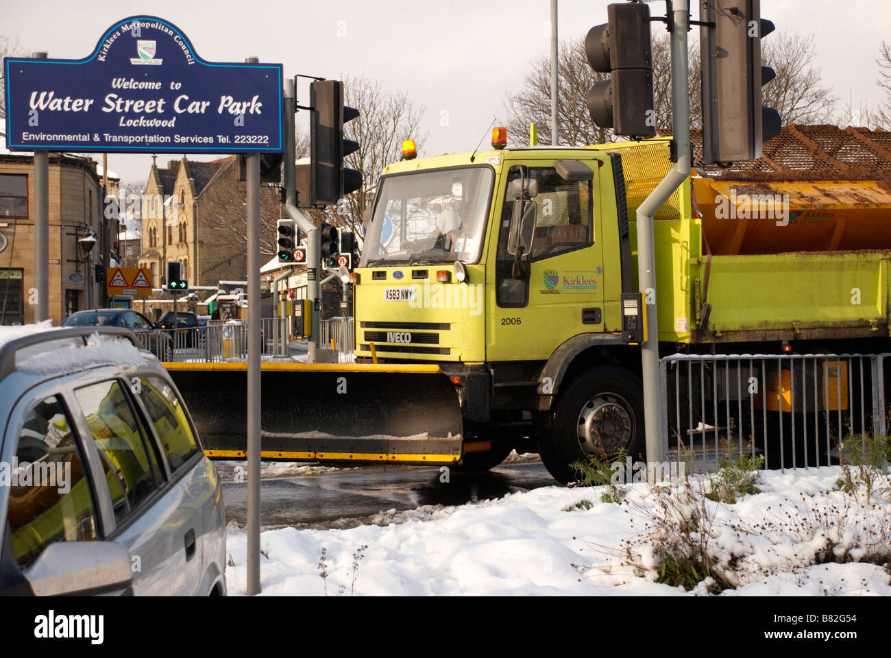 Gritting lorry spreading grit salt hi-res stock photography and images ...