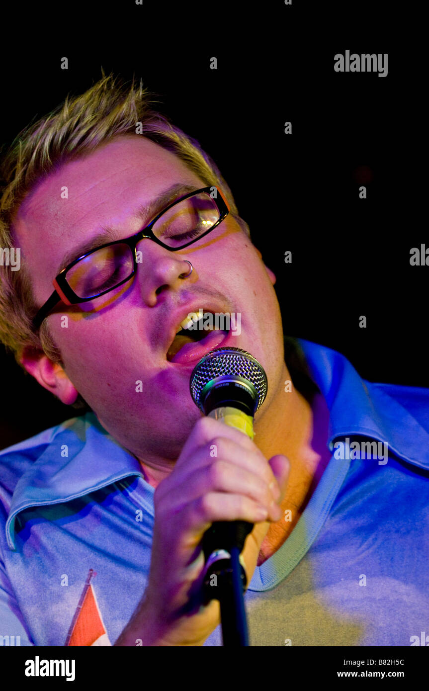 Singer songwriters hi-res stock photography and images - Alamy