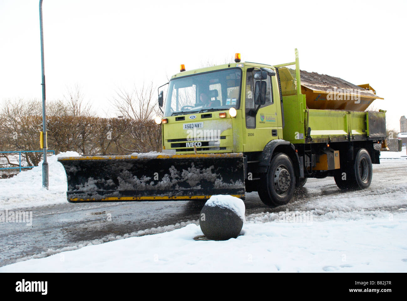 Gritting truck hi-res stock photography and images - Alamy