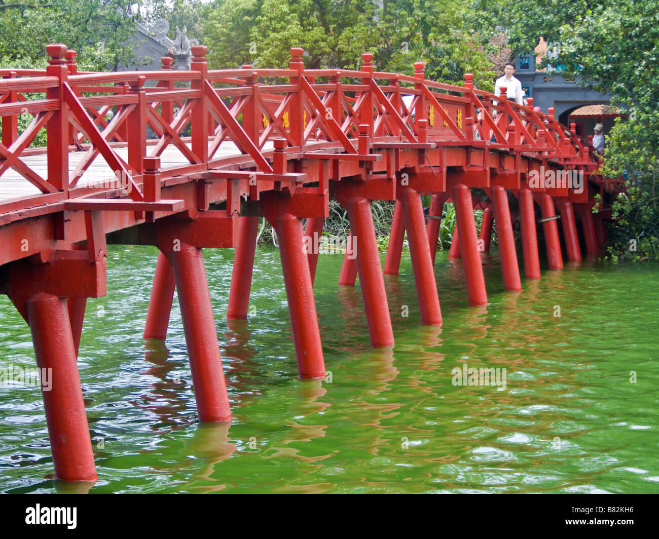 Rising Sun Huc Bridge over Hoan Kiem Lake Hanoi Vietnam JPH0176 Stock ...