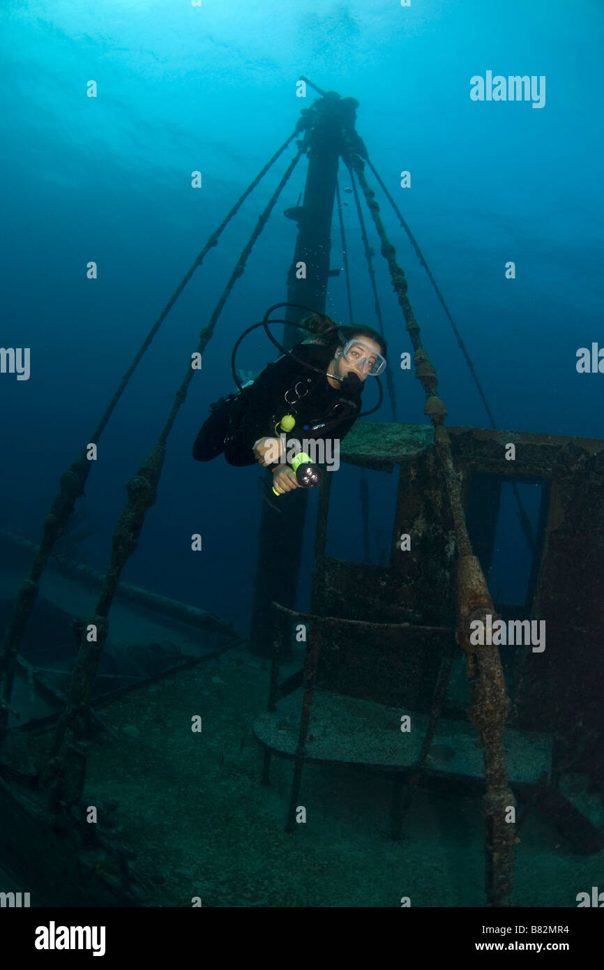 Hermes shipwreck in bermuda diver hi-res stock photography and images ...