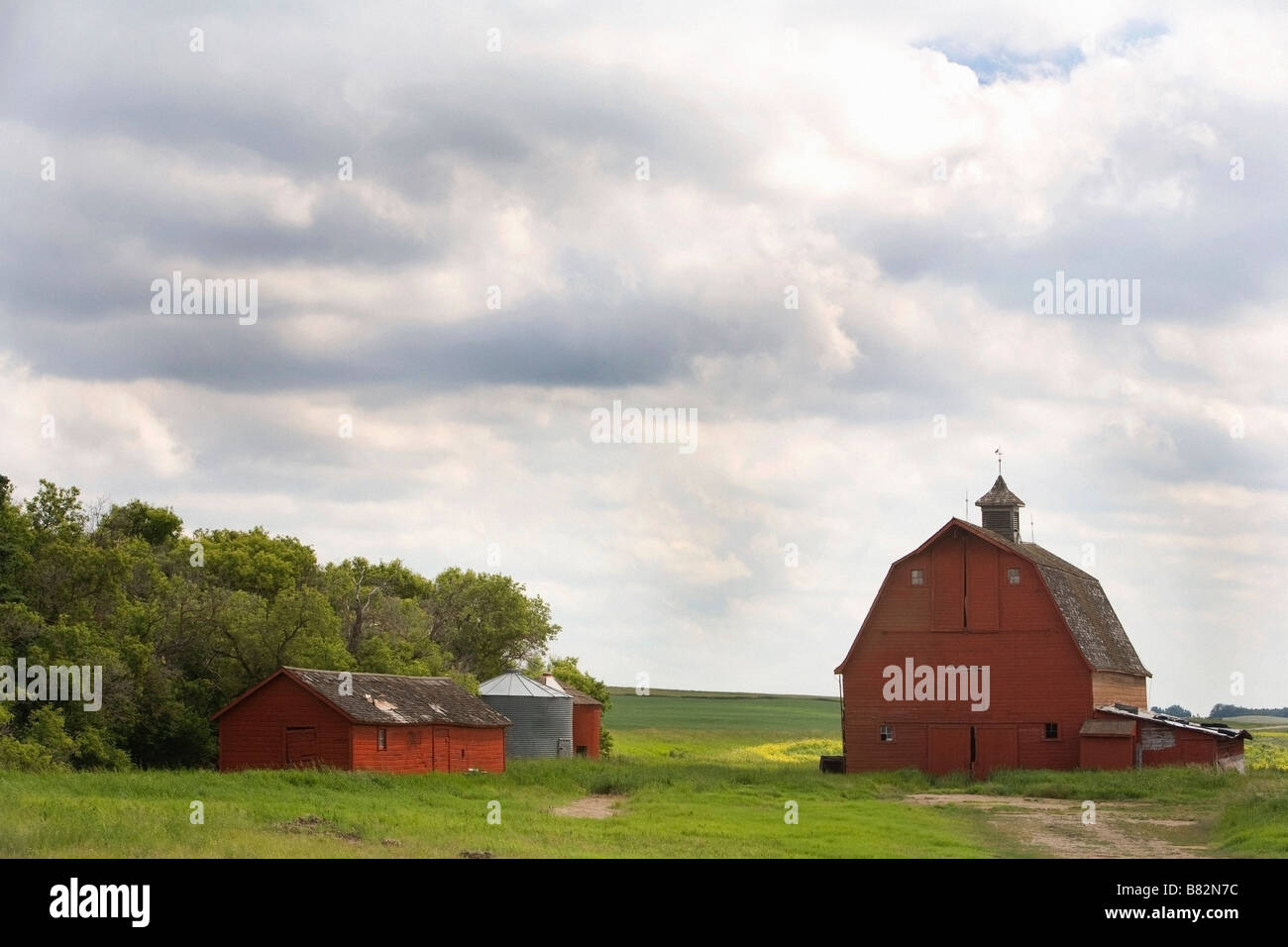 Farms red barn hi-res stock photography and images - Alamy