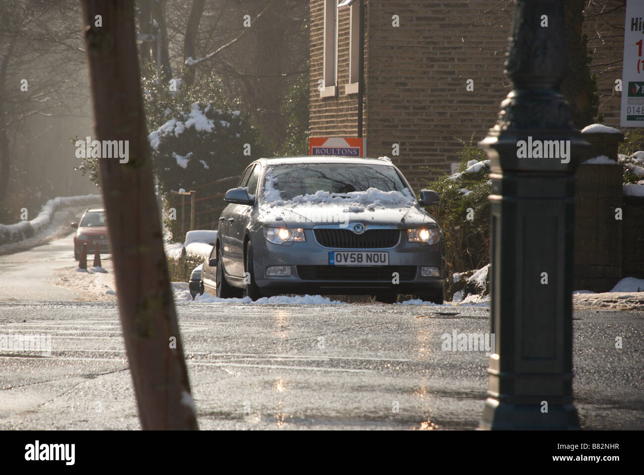 car with snow on its bonnet & window screen Stock Photo - Alamy