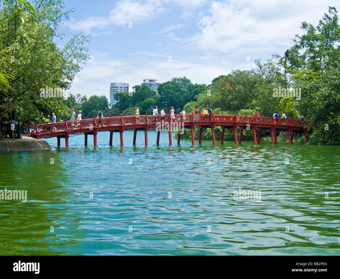 Rising Sun Huc Bridge over Hoan Kiem Lake Hanoi Vietnam JPH0175 Stock ...