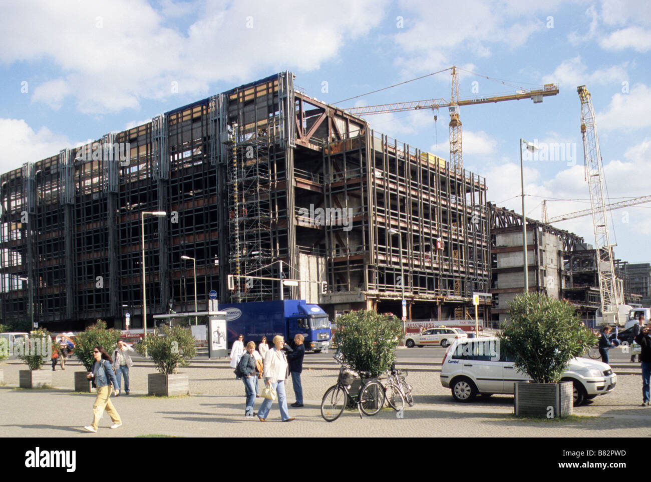 Former east german parliament under demolition riddled with asbestos ...