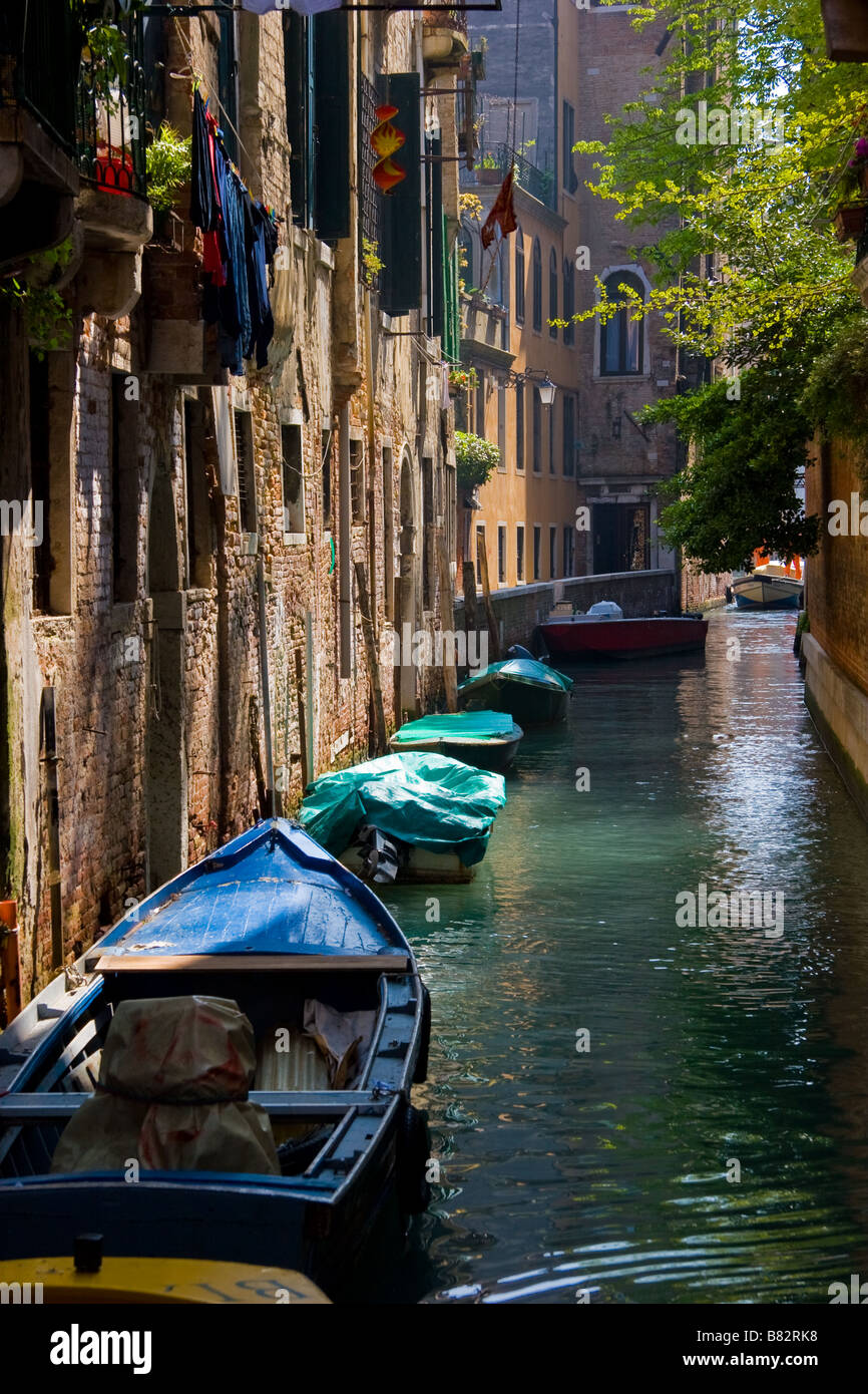 Italy back street in sunshine hi-res stock photography and images - Alamy
