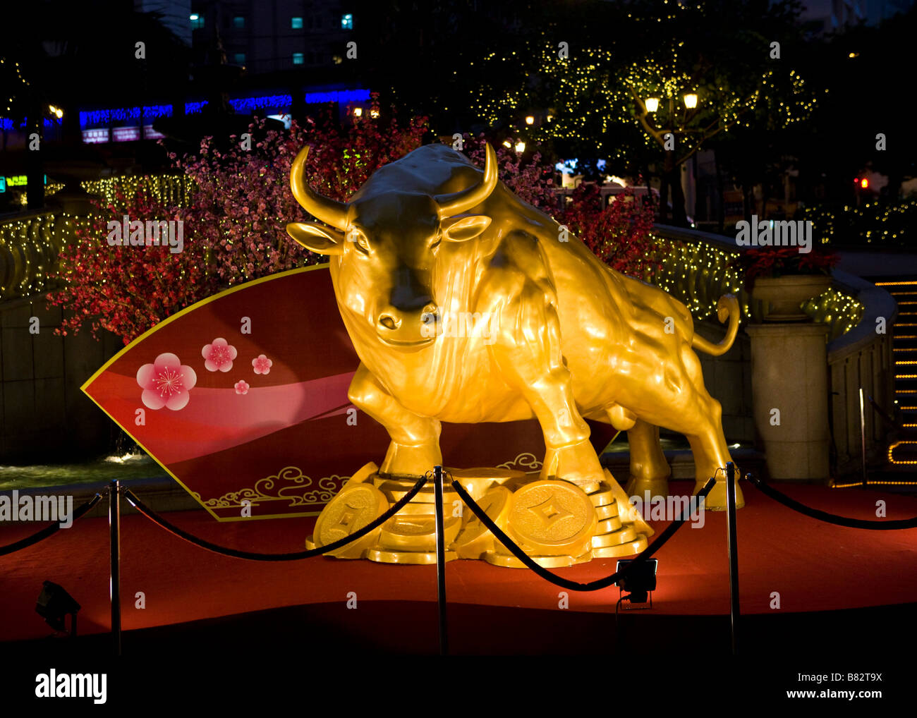 Bull sculpture hong kong hi-res stock photography and images - Alamy