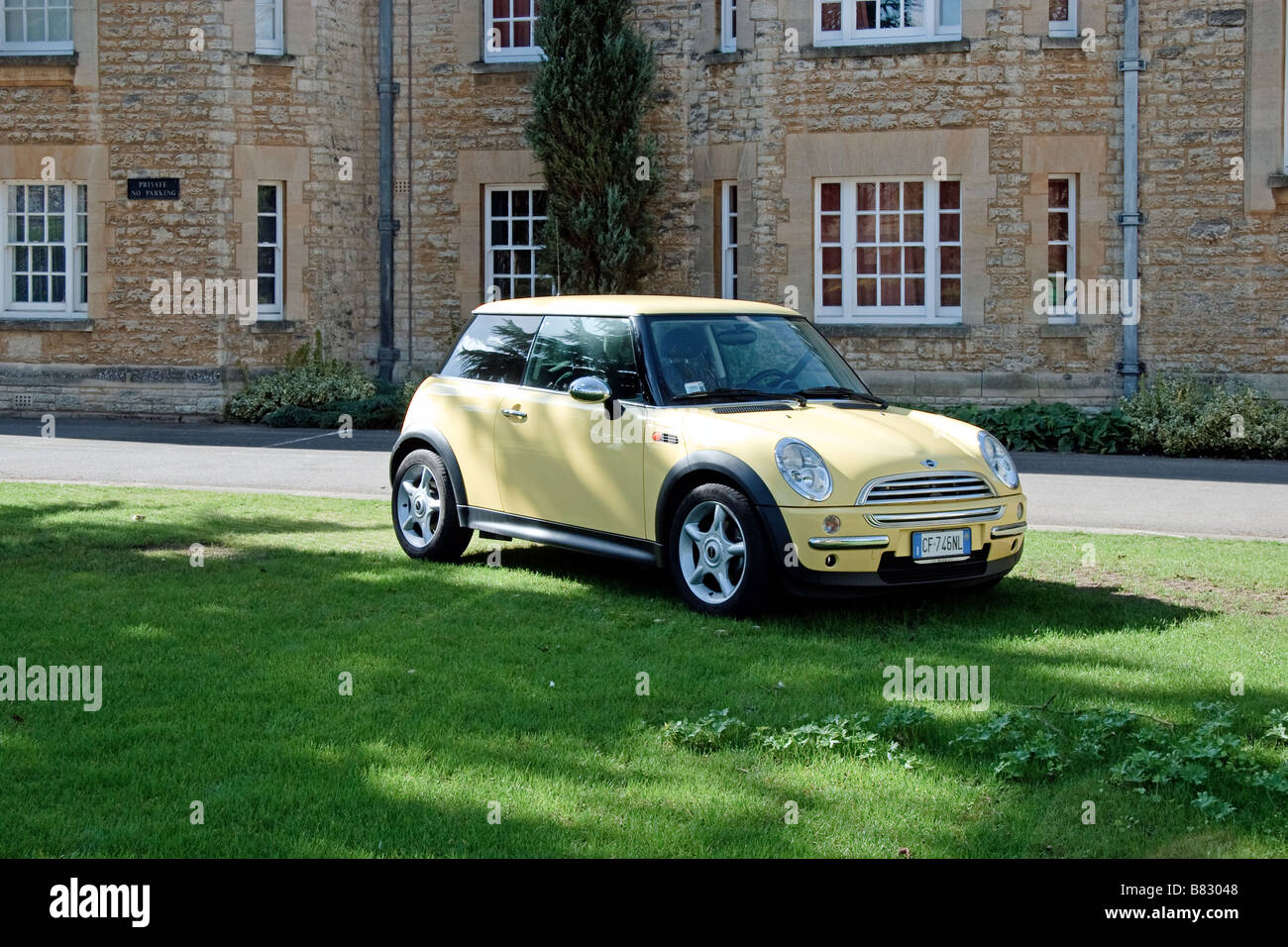 Bmw parked home hi-res stock photography and images - Alamy