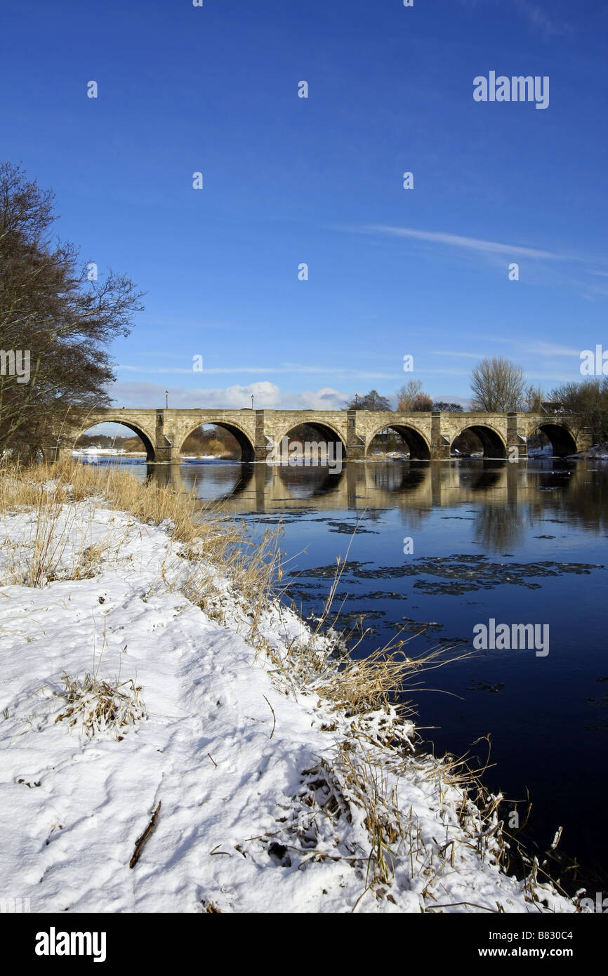 The Bridge of Dee over the River dee in Aberdeen, Scotland, UK, seen ...