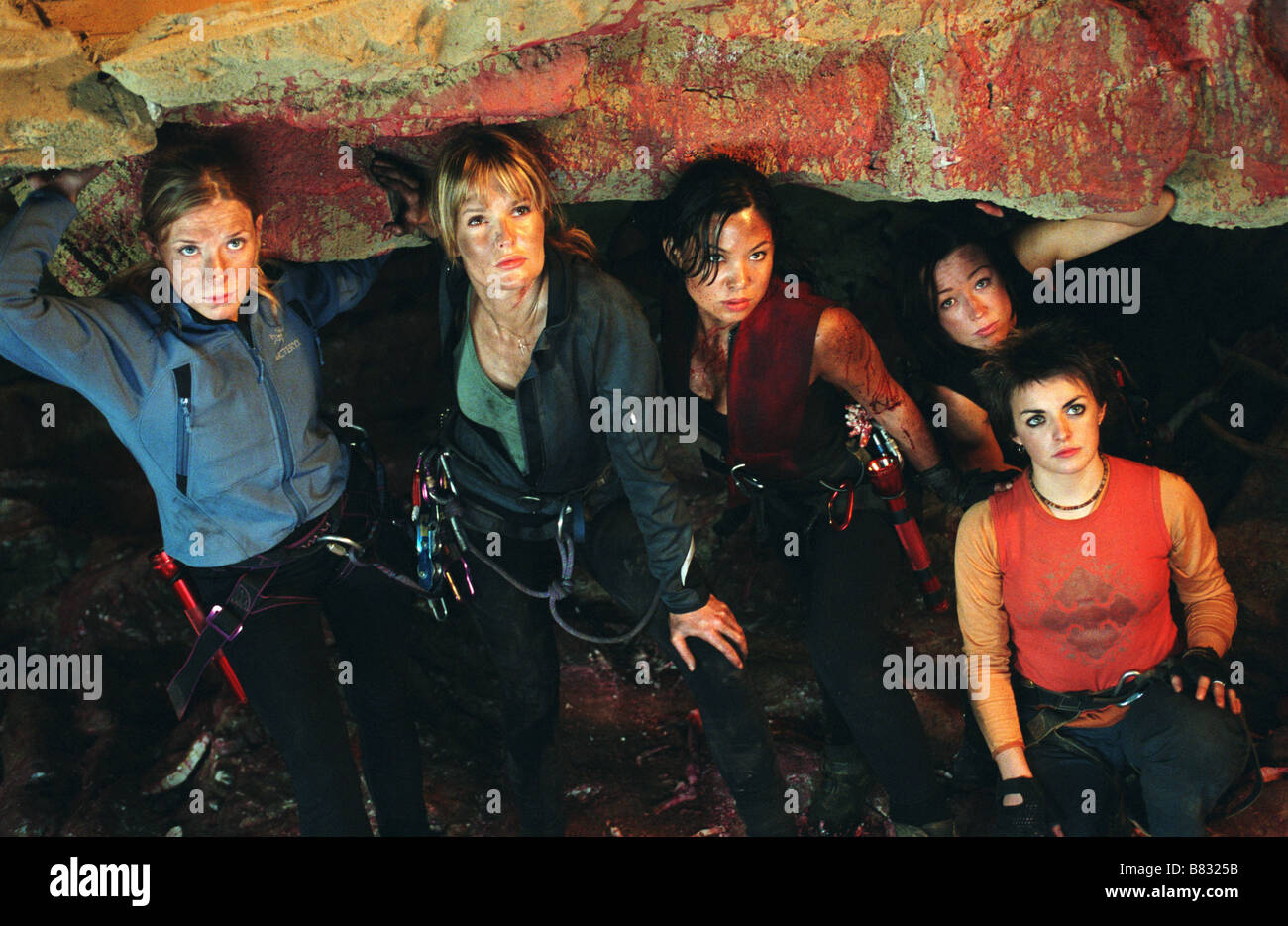 The descent The descent Year: 2005 - UK Shauna Macdonald, Saskia Mulder ...