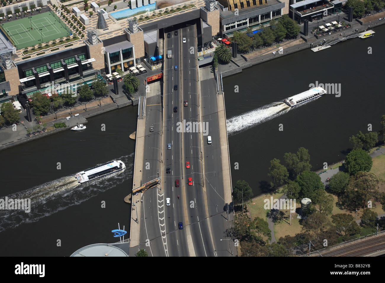 Workers commuting to work hi-res stock photography and images - Alamy