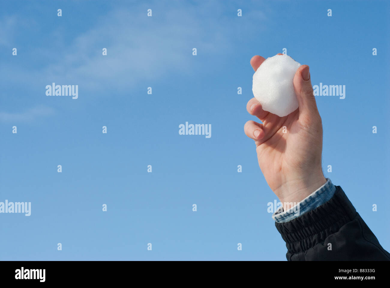 Hand holding snowball, ready to throw Stock Photo - Alamy