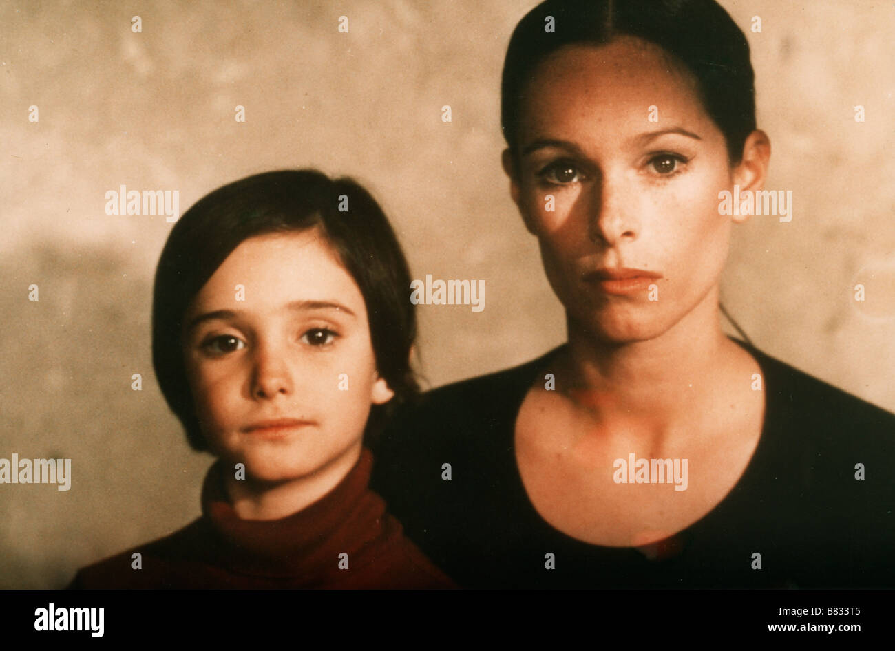 Cría cuervos Year: 1976 Spain Geraldine Chaplin, Ana Torrent Director ...