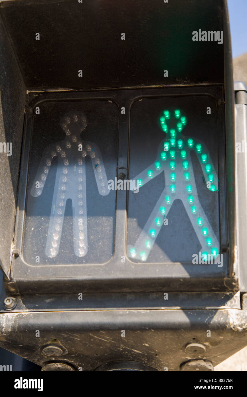 Green pedestrian crossing hi-res stock photography and images - Alamy