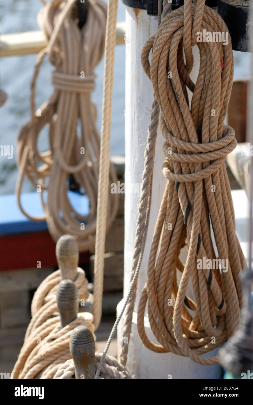 ropes boat fix Stock Photo - Alamy