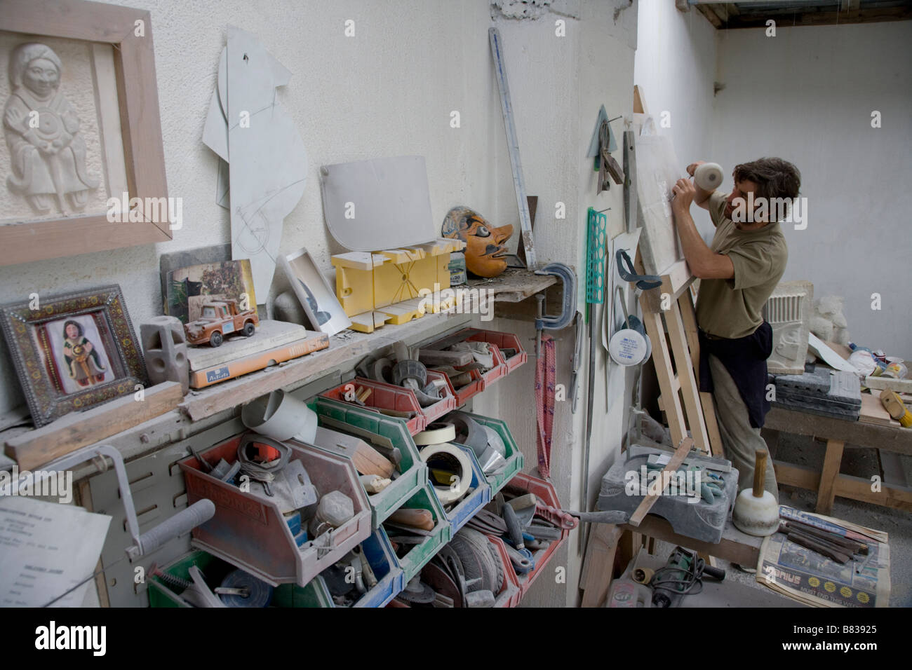 Irish Stone Sculptor in studio, Donegal Craft Village Stock Photo - Alamy