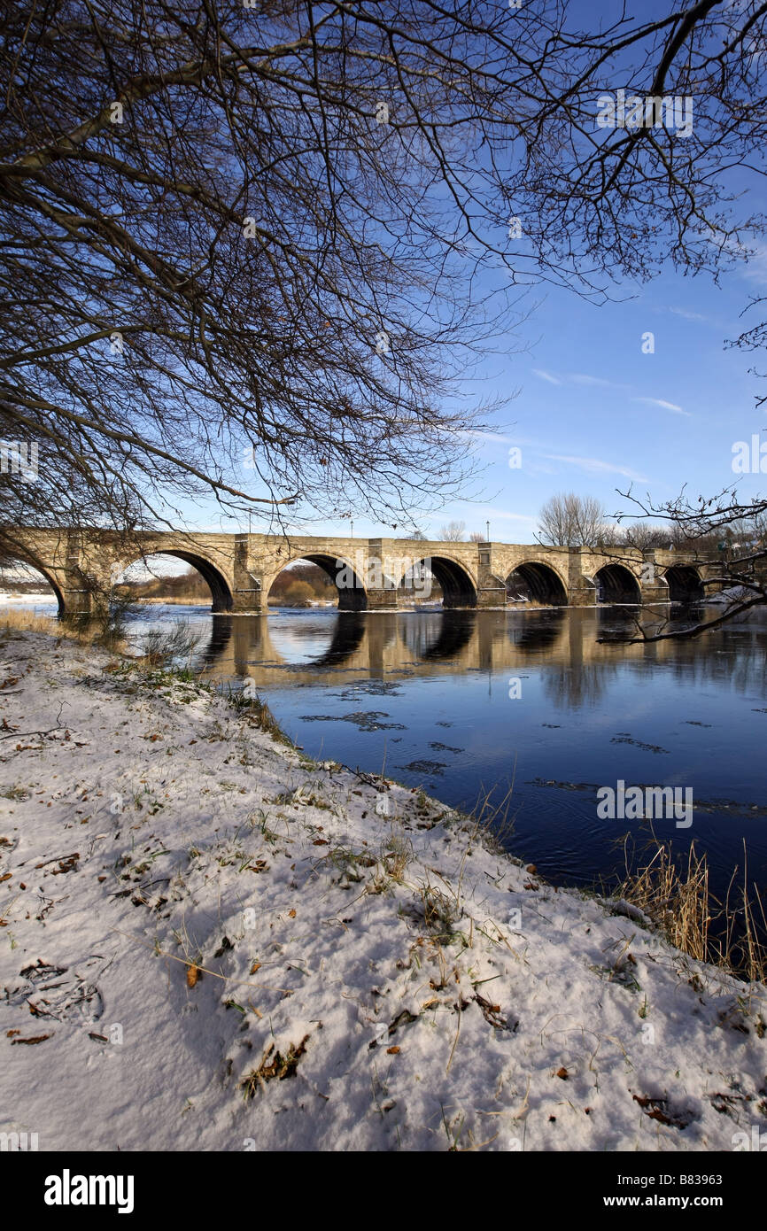 The Bridge of Dee over the River dee in Aberdeen, Scotland, UK, seen ...