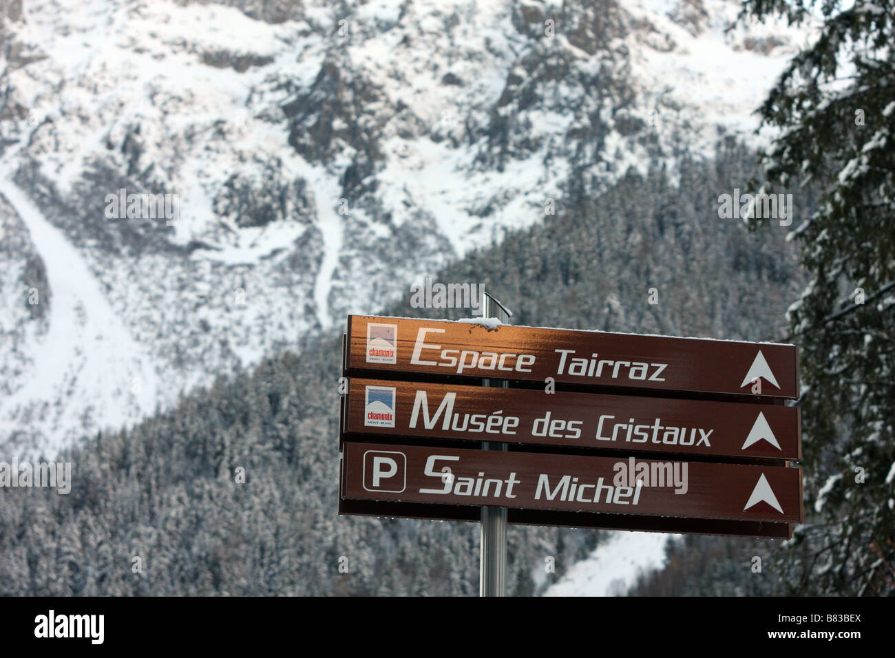 Signpost giving directions in French Stock Photo - Alamy