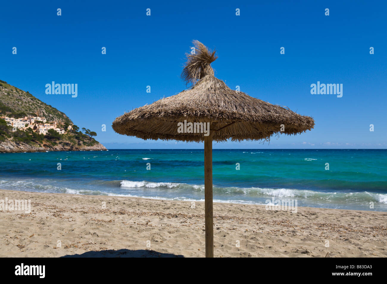 Straw Parasol Umbrella Stock Photos & Straw Parasol Umbrella Stock ...