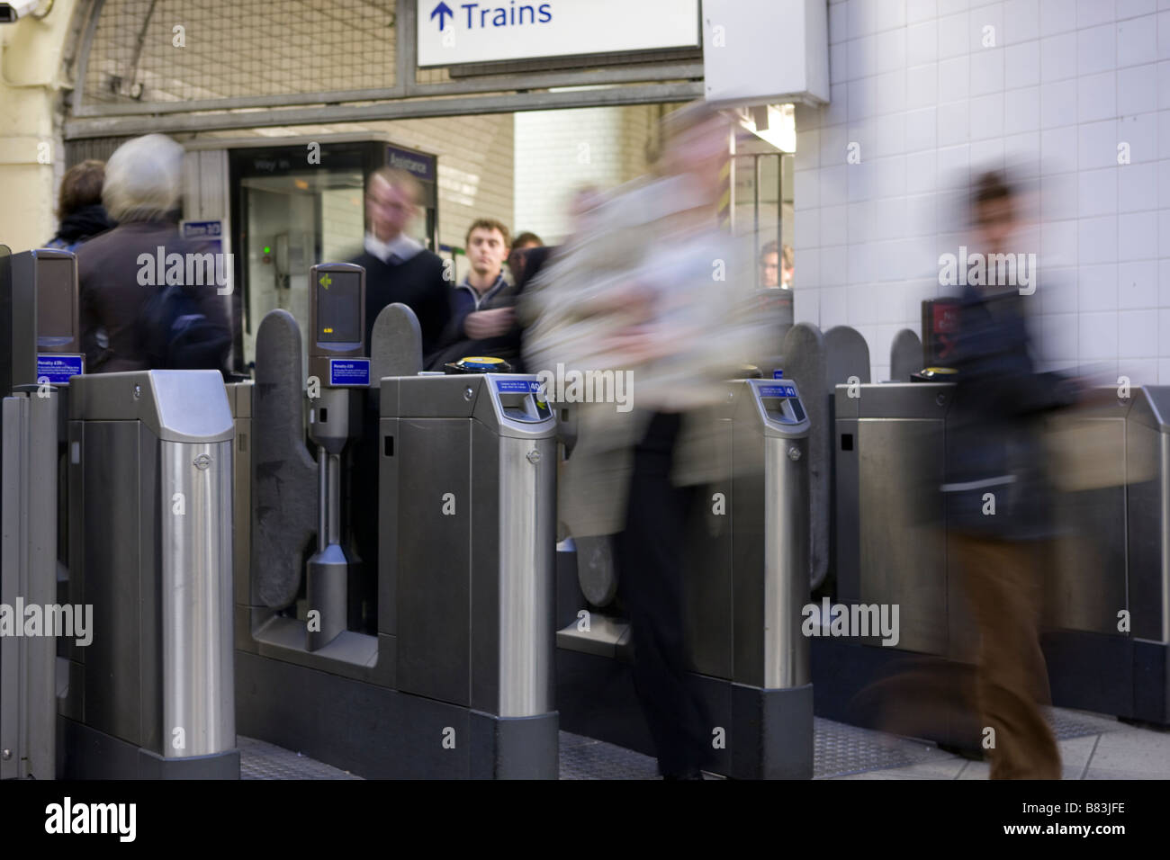 Ticket machines at underground london hi-res stock photography and ...