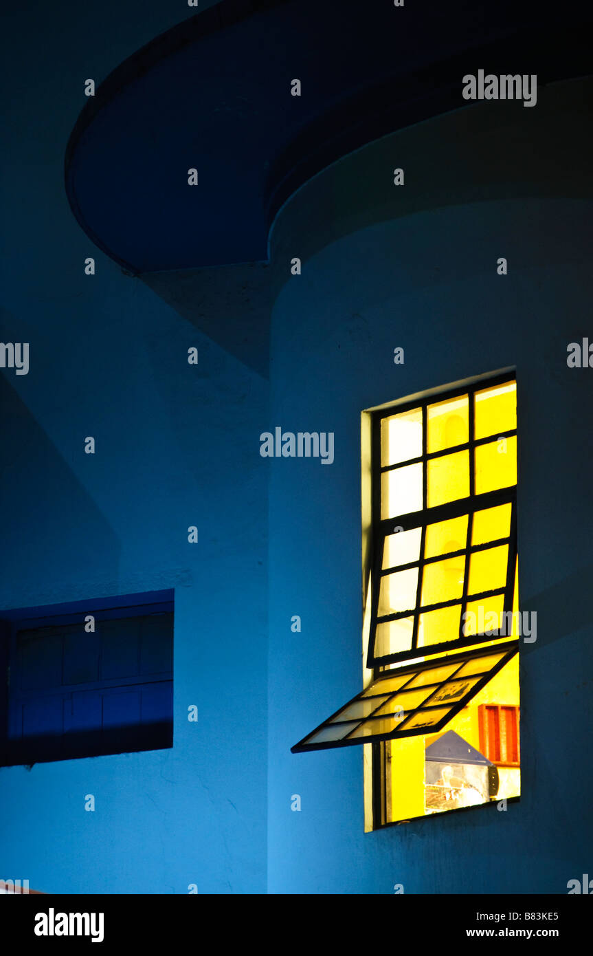 Building single window light night hi-res stock photography and images ...