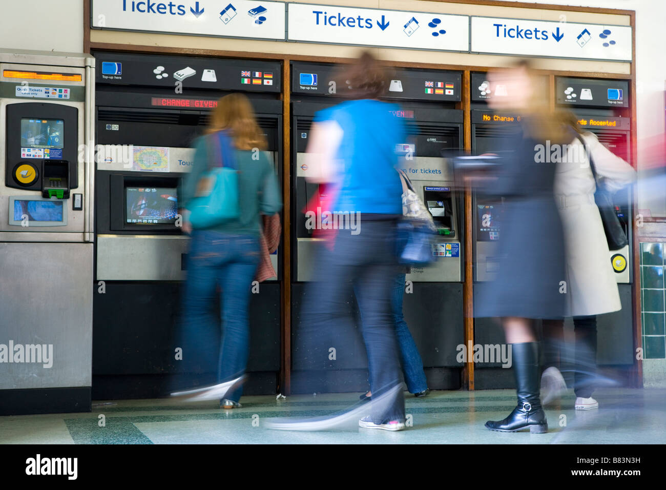 Ticket machines at underground london hi-res stock photography and ...