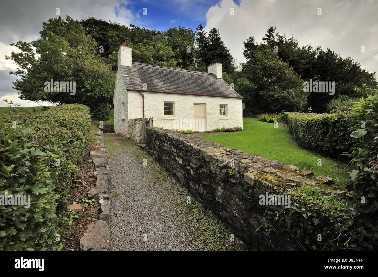 Traditional welsh cottage hi-res stock photography and images - Alamy